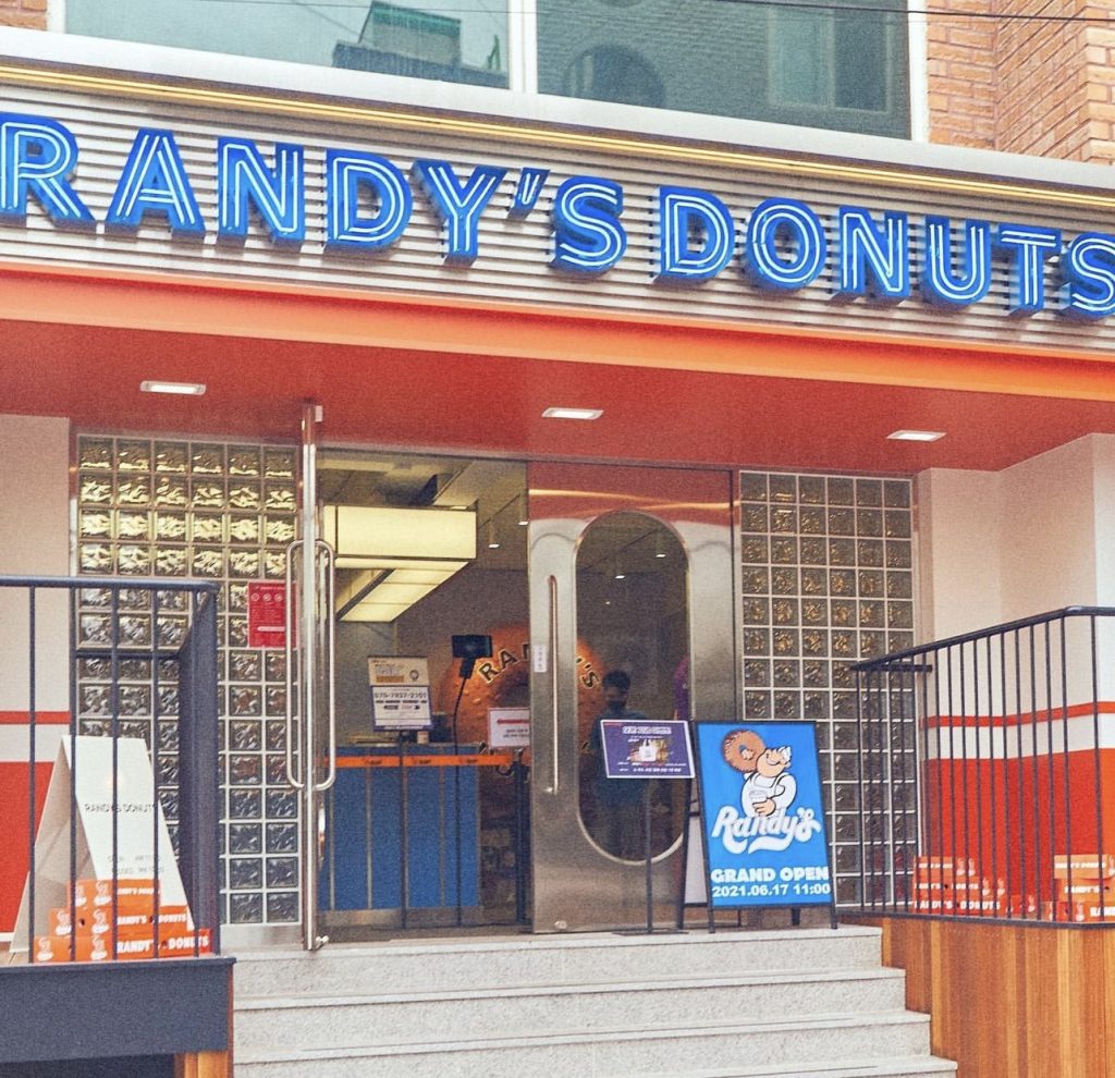 【韓国で話題！】ドーナツチェーン♡RANDY’S DOUNUTS（ランディーズドーナツ）に大行列！ | 韓国情報メディア llyouth（トゥーユース）